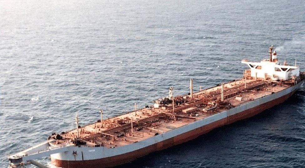 VIDEO: Decaying oil tanker salvage begins | News - Videos | Maritime ...