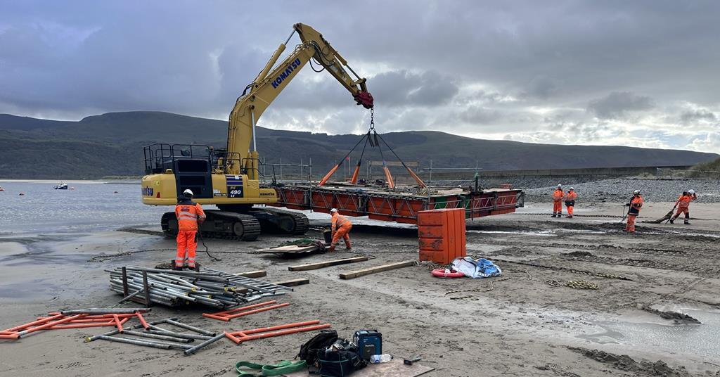 Floating scaffold used to move 300t bridge | News | Maritime Journal