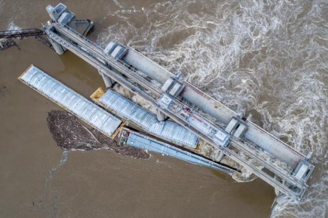 10 barges break free from tug at McAlpine Dam | News | Maritime Journal