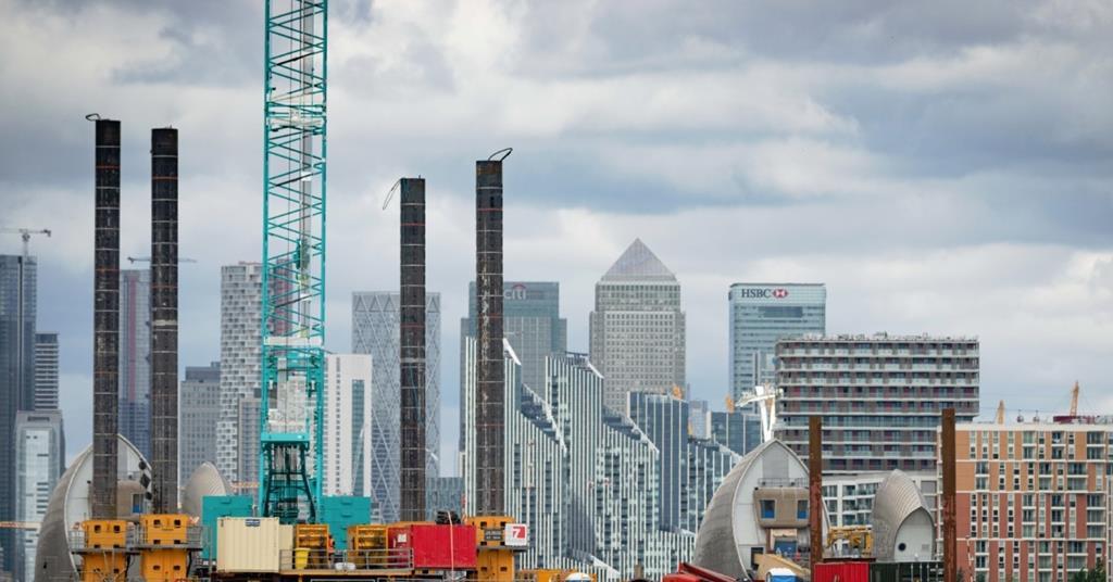 Red7 jack-up barge busy on the Thames | News | Maritime Journal