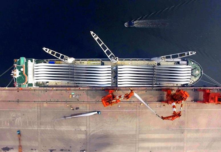 New record for wind turbine blade transfer | News | Maritime Journal