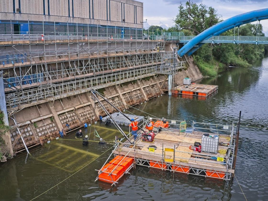 Floating scaffold completes 3t contract lift | News | Maritime Journal