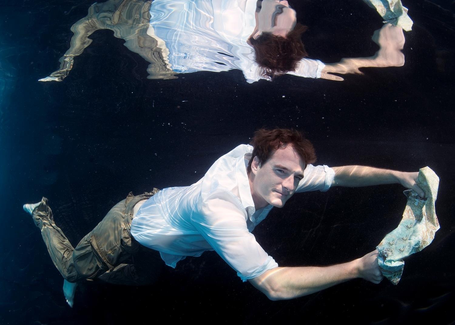 Celebrities Underwater 60 Photos - Moonagedaydream.film