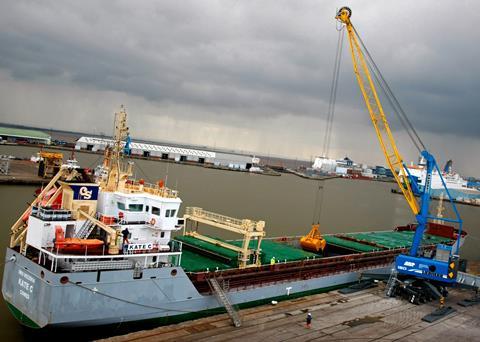 Mobile harbour crane lifts Hull handling | News | Maritime Journal